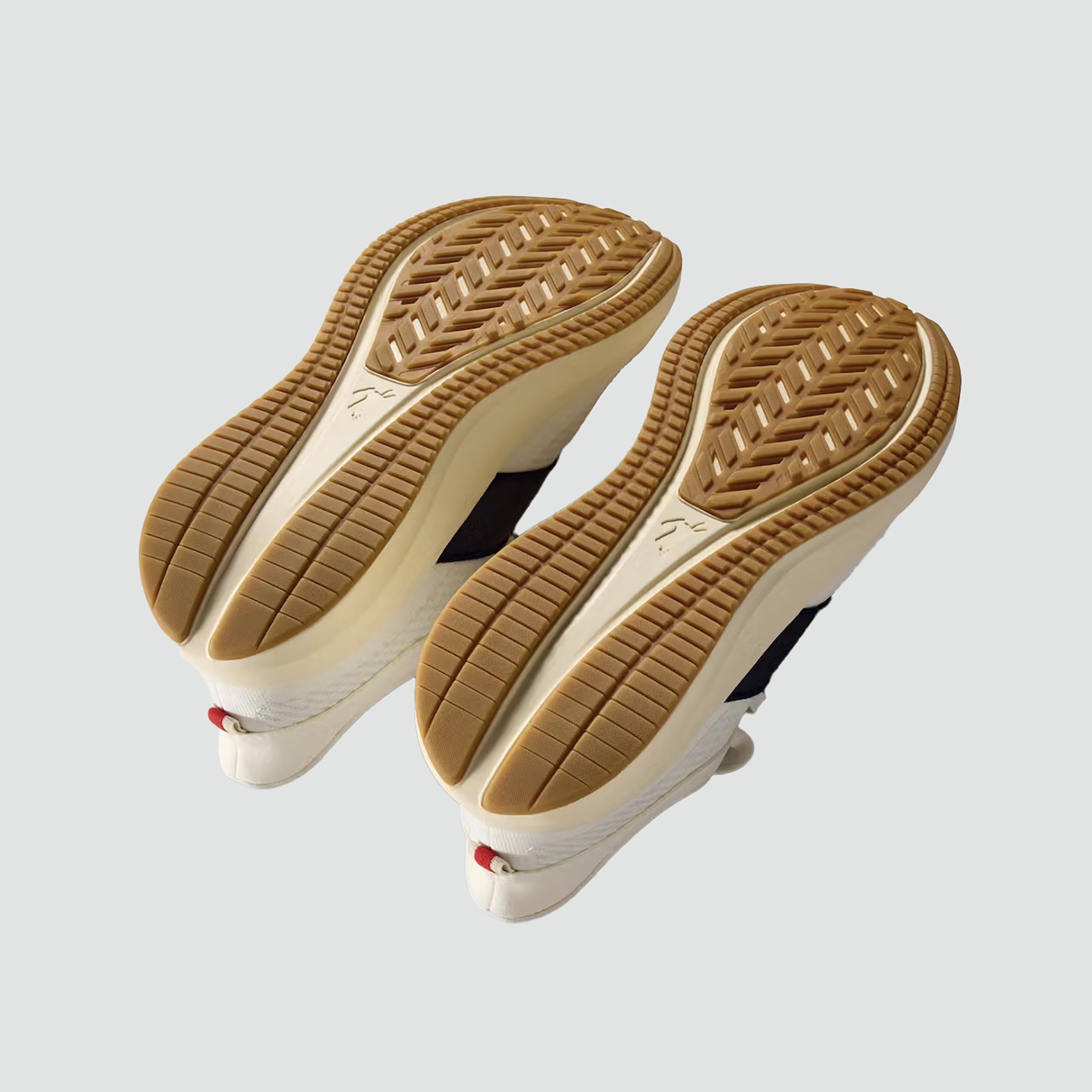 Tracksmith Eliot Runner - White/Navy – Le Club